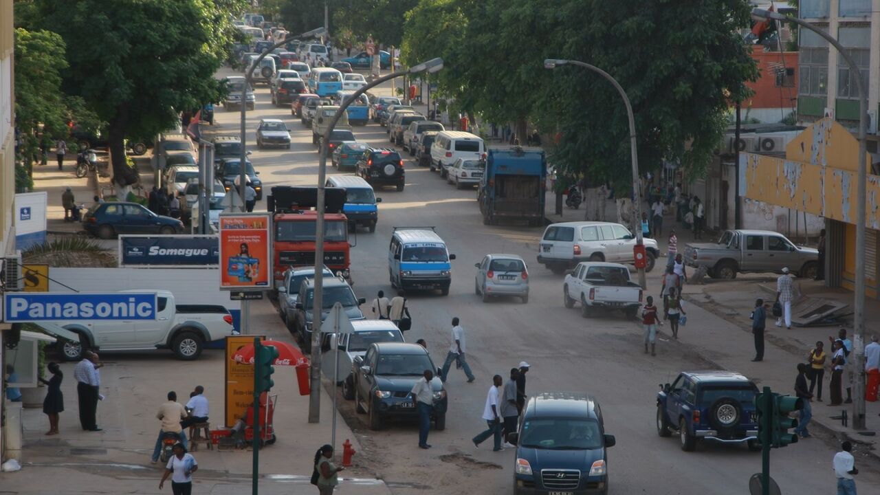 Dólar sobe 5% nas ruas de Luanda após primeira desvalorização do kwanza ...